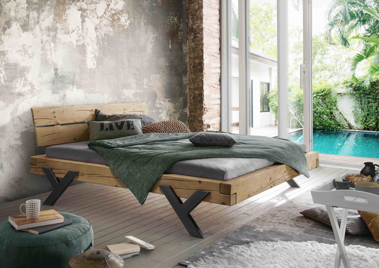 Balkenbett Doppelbett mit Y-Bein Metall aus Massivholz von Lars Olesen ...